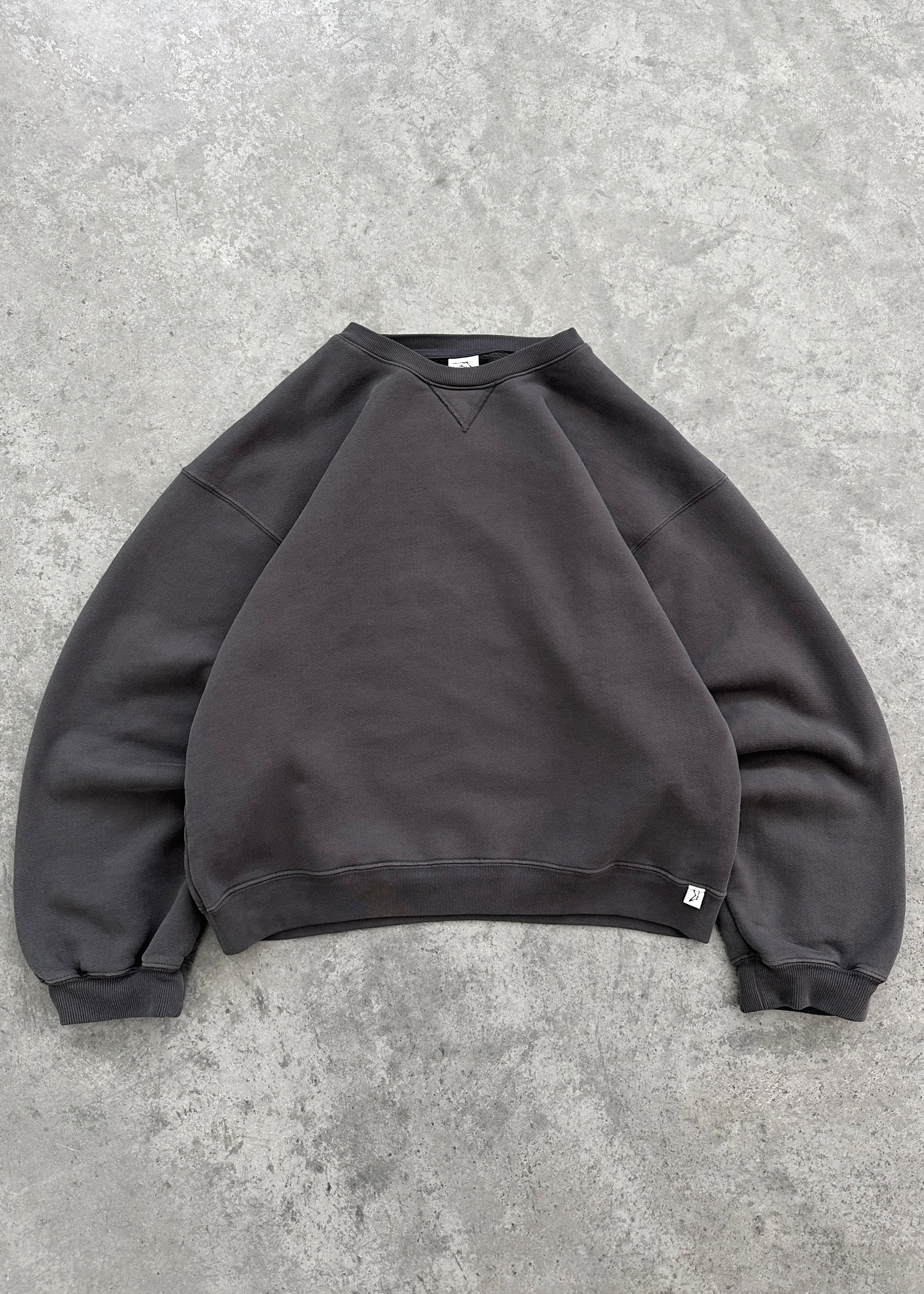 AKIMBO CREWNECK - CHARCOAL